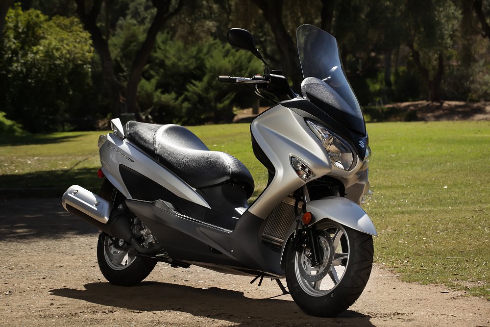 Scooter battle: 2015 Yamaha SMAX vs. 2014 Suzuki Burgman 200 - RevZilla