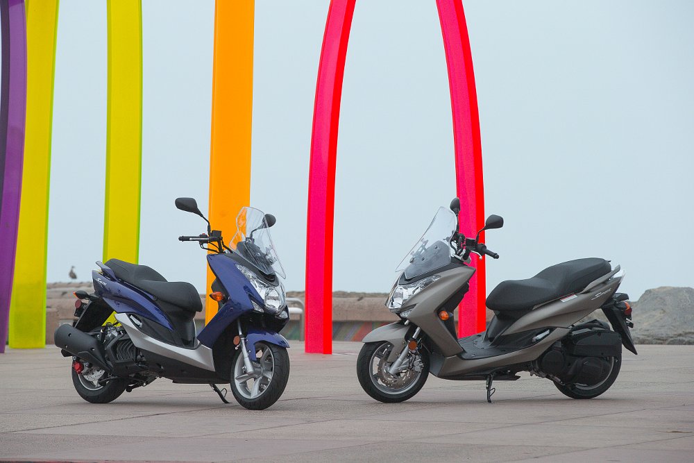 Scooter battle: 2015 Yamaha SMAX vs. 2014 Suzuki Burgman 200 - RevZilla