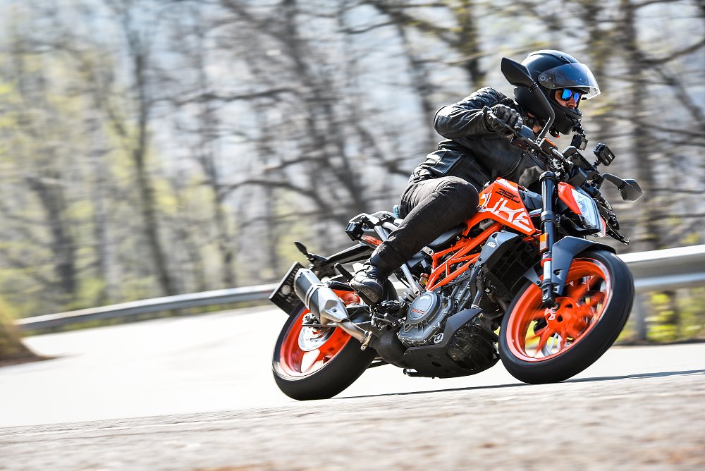2017 KTM 390 Duke first ride review - RevZilla